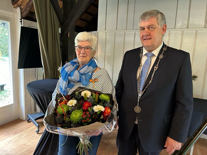 Koninklijke onderscheiding voor Greet Hartman uit Putten - Puttensezaken.nl