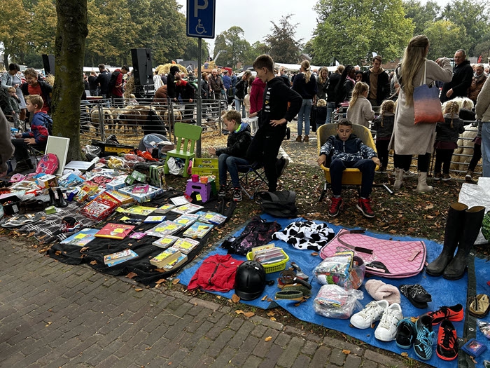 Putten Ruimt Op Tijdens Kleedjesmarkt Op Het Kerkplein Puttensezaken Nl