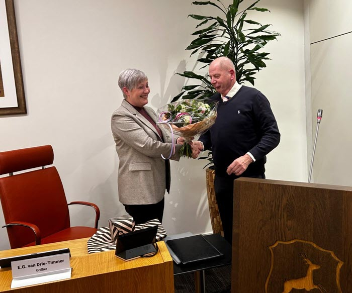 Griffier in het zonnetje gezet - Puttensezaken.nl